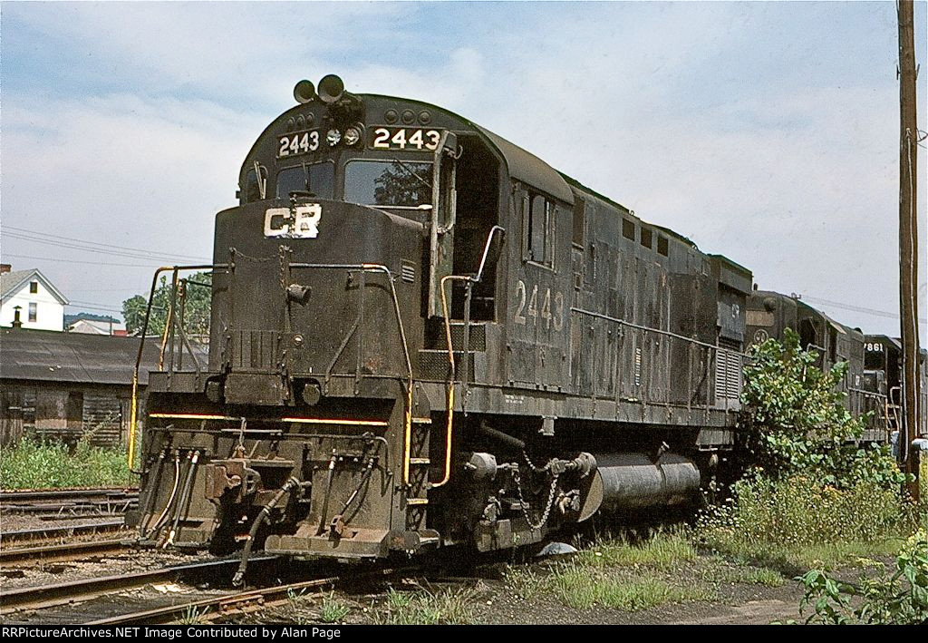 CR C425 2443, GP7 5889, and GP38 7861